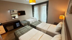 Quarto triplo conforto, várias camas, vista para a cidade | Roupas de cama premium, frigobar, cofres nos quartos, escrivaninha