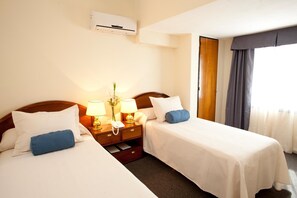 Minibar, cofre no quarto, secretária, quartos insonorizados