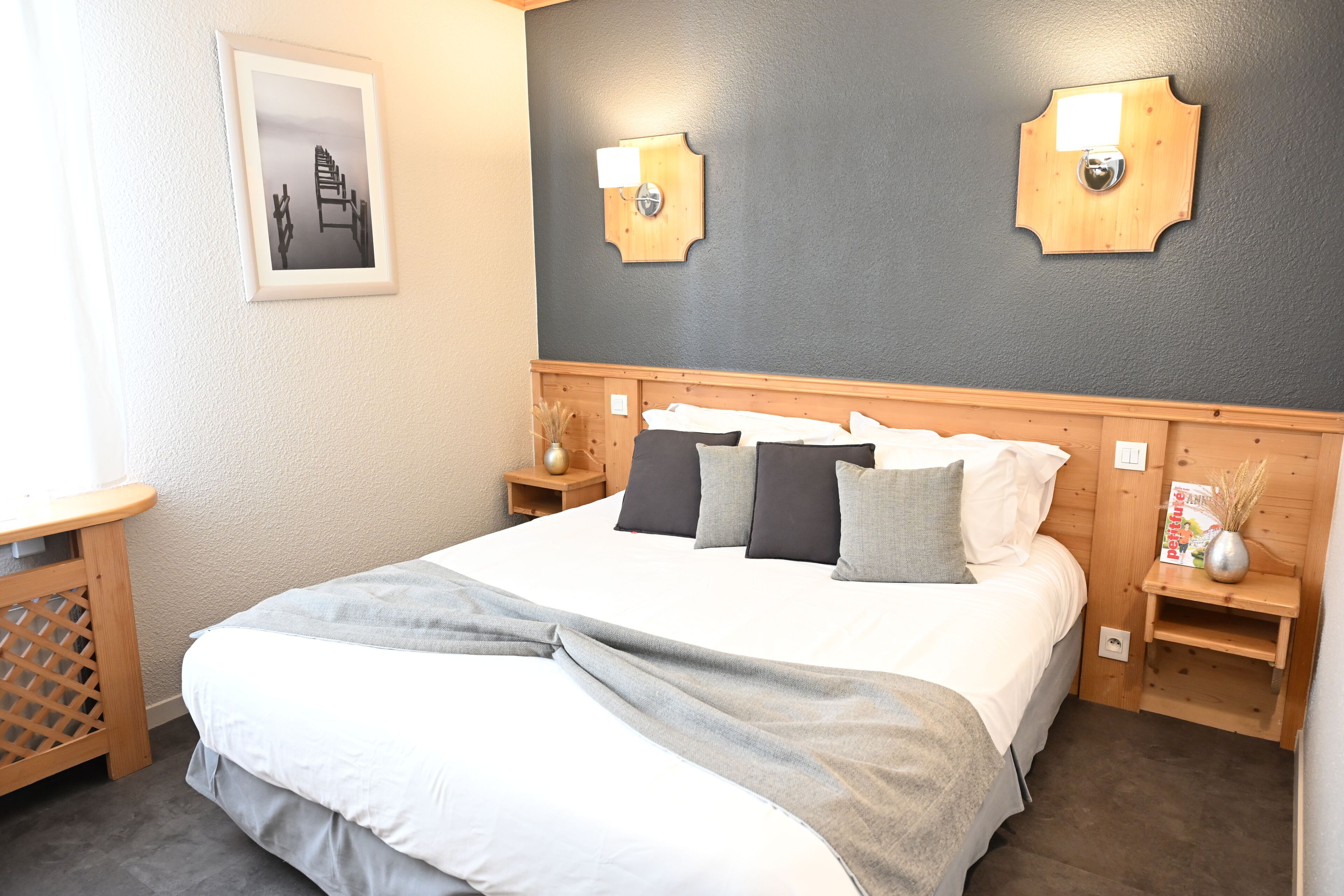 Quarto casal standard | Roupas de cama premium, cofres nos quartos, escrivaninha