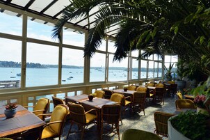 Pequeno-almoço tipo buffet diário (17 EUR por pessoa) 