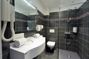 Um secador de cabelo, toalhas fornecidas 