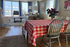 Loft Deluxe, vista para a praia | Roupa de alta qualidade, edredões de penas, cofre no quarto 