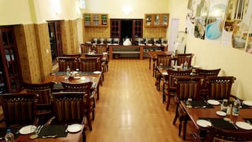 Café da manhã continental todos os dias (INR 400 por pessoa)