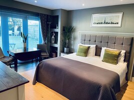 Quarto casal ou duplo, acessível, banheiro privativo (Large Separate Bathroom)