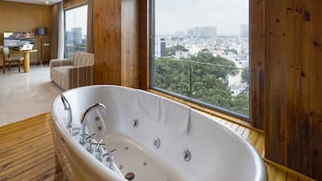 Suíte, vista para a cidade (PANORAMA - with daily afternoon tea) | Banheiro | Produtos de toalete grátis, secador de cabelo, roupões de banho