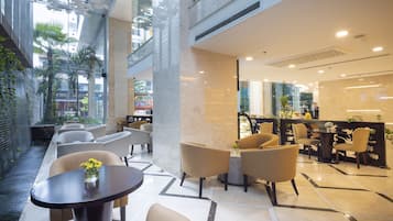 2 bares/lounges, bar ao lado da piscina