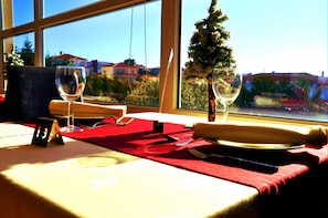 Café da manhã, almoço e jantar; culinária regional