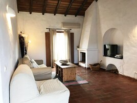Apartamento Standard, 1 quarto | Sala de estar | TV de ecrã plano 