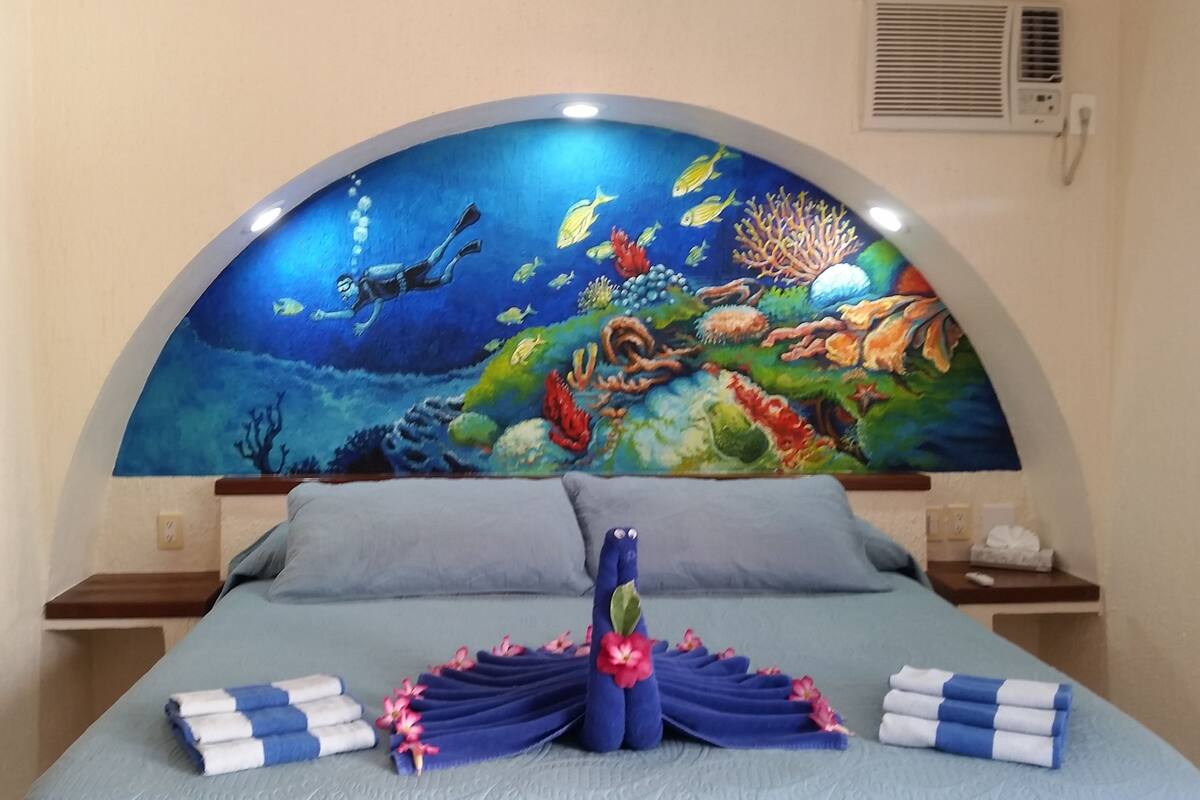 Apartamento em Condomínio Fechado, 2 quartos, vista para o oceano, em frente à praia | 1 quarto, cofre no quarto, secretária 
