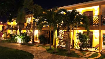 Quarto casal luxo, sacada | Frigobar, individualmente mobiliados, escrivaninha, Wi-Fi de cortesia