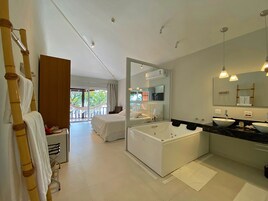 Frigobar, cofres nos quartos, cortinas blackout, Wi-Fi de cortesia