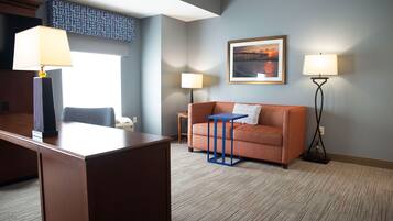 Quarto, 1 cama king-size, acessível, não fumadores | Sala de estar | Televisor LCD de 50 polegadas com canais via satélite, televisor