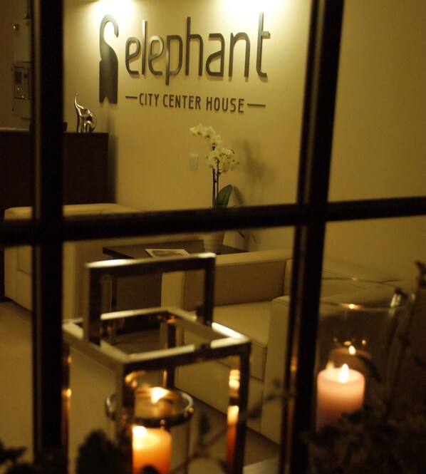 Fachada do alojamento (tarde/noite)