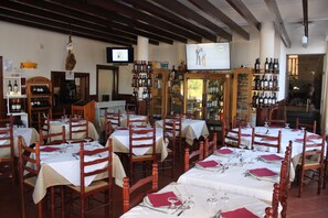 Serviço de café da manhã, culinária portuguesa, restaurante ao ar livre 