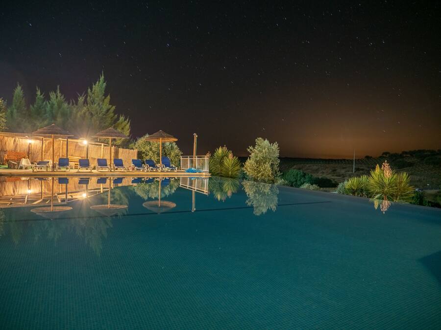 2 piscinas interiores, piscina exterior sazonal, toldos (sobretaxa)