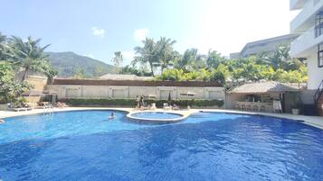 2 piscinas exteriores, guarda-sóis, espreguiçadeiras