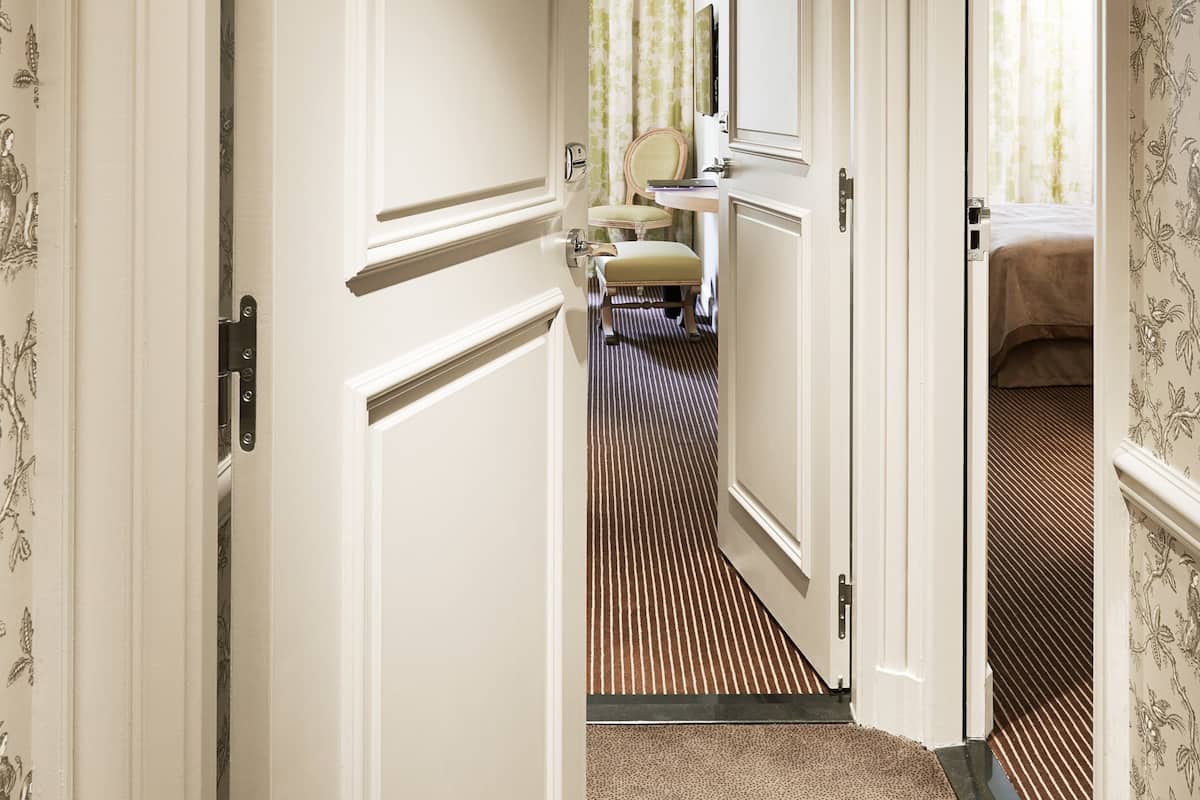 Corredor de hotel com porta identificada com 