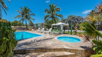 3 piscinas exteriores, da(s) 8:00 à(s) 20:00, guarda-sóis