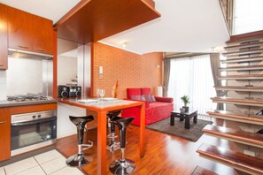 Apartamento luxo, várias camas | Cozinha privada | Geladeira grande, micro-ondas, fogão, torradeira