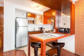 Suíte standard | Cozinha privada | Geladeira grande, micro-ondas, fogão, torradeira