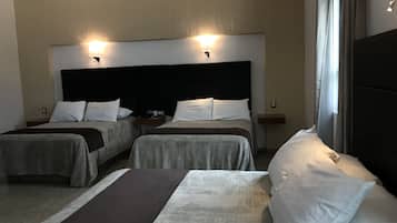 Quarto Familiar, várias camas | Cofre no quarto, secretária, Wi-fi grátis, roupa de cama fornecida
