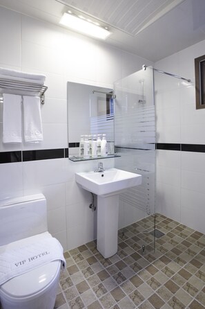 Um polibã, um secador de cabelo, chinelos, toalhas fornecidas 