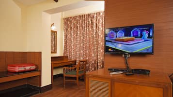 Quarto casal superior, 1 cama de casal | Área de estar | TV LED 32 polegadas com canais digitais, TV, DVD player