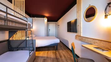 Quarto Familiar (Pop. 4 people) | Roupa de alta qualidade, com mobília individualizada, secretária