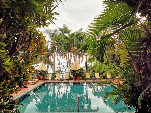 3 piscinas exteriores, guarda-sóis, espreguiçadeiras