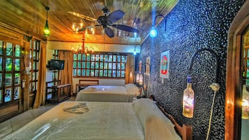 Estúdio Standard, 2 camas de casal, vista para o jardim | Cofre no quarto, com decoração personalizada