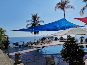 3 piscinas exteriores, guarda-sóis, espreguiçadeiras