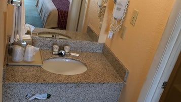 Quarto standard, 2 camas de casal, para fumantes | Pia do banheiro