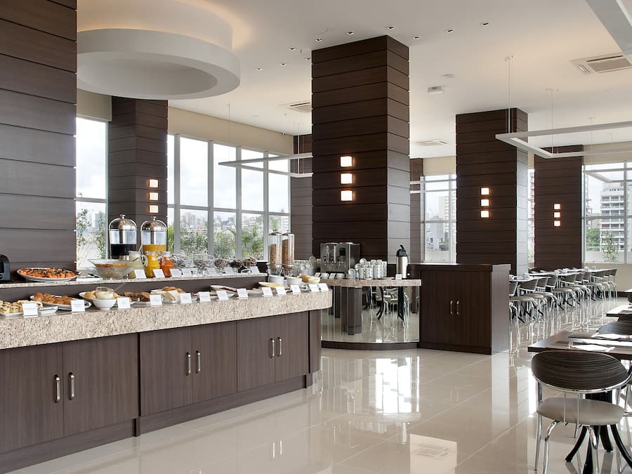 Café da manhã com buffet todos os dias mediante uma taxa