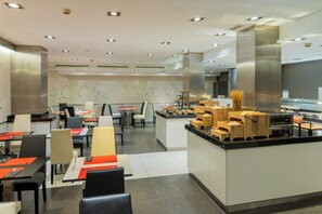 Pequeno-almoço tipo buffet diário (16 EUR por pessoa) 