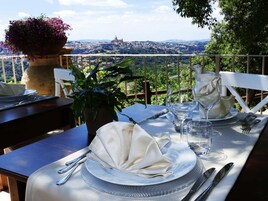Mesa para dois com vista para a cidade.