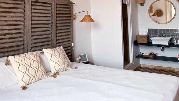 Roupas de cama premium, frigobar, quartos à prova de som