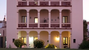 Piscina externa, guarda-sóis, espreguiçadeiras
