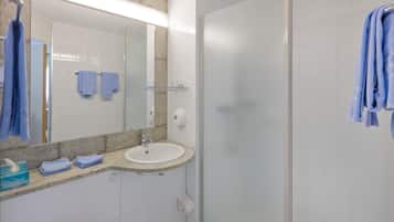 Um secador de cabelo, toalhas fornecidas
