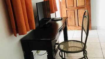 Quarto quádruplo superior, 2 camas de casal, terraço, de frente para o mar | Ferros/tábuas de passar roupa, Wi-Fi de cortesia, roupa de cama