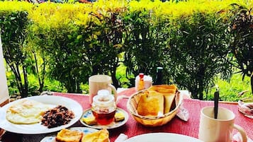 Café da manhã com pratos da culinária local grátis todos os dias