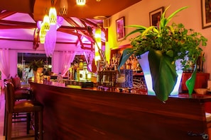 Este bar de cocktails, junto à piscina 