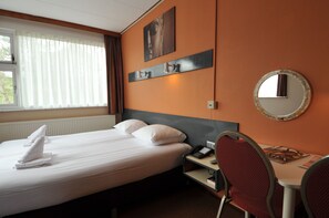 Quarto casal ou duplo conforto | Cofres nos quartos, cortinas blackout, Wi-Fi de cortesia, roupa de cama