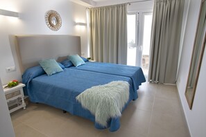 Apartamento Standard | Cofre no quarto, cortinas/cortinados opacos 