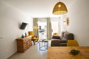 Apartamento Standard | Cofre no quarto, cortinas/cortinados opacos 