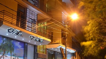 Fachada do alojamento (tarde/noite)