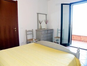 Apartamento, 1 quarto (Bilocal) | Cofre no quarto, roupa de cama fornecida 
