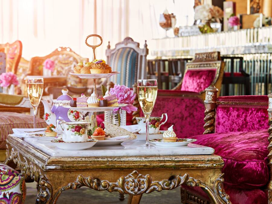 Serve pequenos-almoços, almoços e jantares