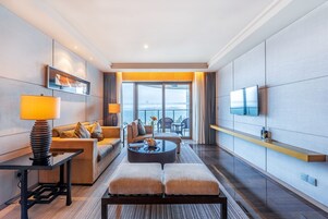 Quarto luxo, vista parcial para o mar (Suite) | Roupas de cama premium, edredons de pluma, frigobar, cofres nos quartos