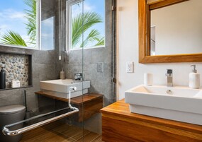 Vila premium | Banheiro | Chuveiro, toalhas de banho, sabonete, shampoo