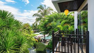 Uma varanda com vista para uma piscina e vegetação exuberante.